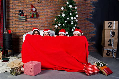 4 귀여운 친구 여자 따뜻한 스웨터 검은색 바지와 스튜디오에서 크리스마스 장식 트리 새 해에 대 한 산타 모자에 착용 2018년에 대한 스톡 사진 및 기타 이미지 Istock