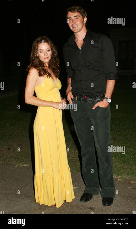 Anna Friel And Lee Pace Abc Entertainments Pushing Daisies Series