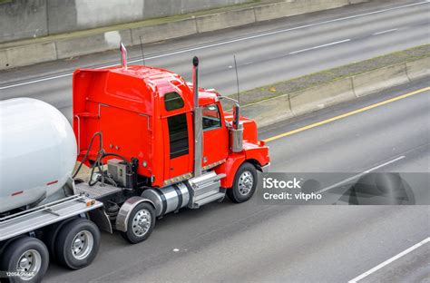 넓은 고속도로 도로에서 실행 액화 가스 및 기타 화학 물질화물을 운반탱크 세미 트레일러를 운반하는 큰 장비 빨간색 세미 트럭 보유차량에 대한 스톡 사진 및 기타 이미지