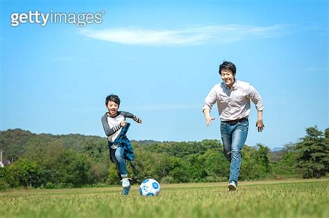 아빠 아들 가족 실외 플레이 움직이는활동 잔디밭 축구 드리블 달리는 물리적활동 이미지 Jv11192768 게티이미지뱅크