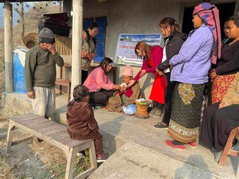 क्यान्सर पीडितलाई लायन्स शुक्लागण्डकी सिस्टर्सको सहयोग