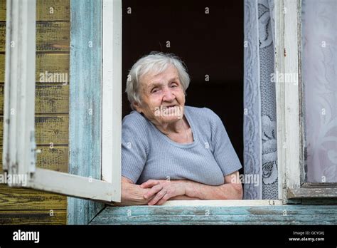 Alte Frau Schaut Aus Dem Fenster Fotos Und Bildmaterial In Hoher