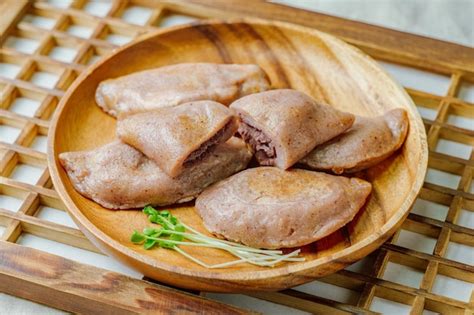 Premium Photo 고소하고 쫀득한 찰수수가루로 반죽하여 팥소를 넣은 한국 전통 음식 수수부꾸미 요리