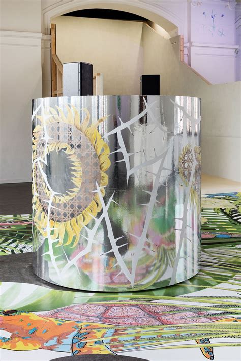 Art Viewer Container With Sunflowers
