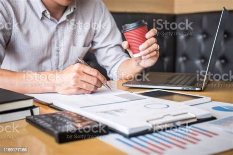 보고서 문서 및 분석 그래프 문서에 재무 데이터 계산 재무 통계 작성을 통해 랩톱 컴퓨터에서 투자 프로젝트를 수행하는 사업가 경제에 대한 스톡 사진 및 기타 이미지 Istock