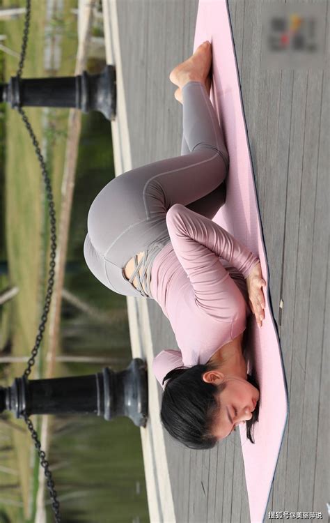 美女街拍小姐姐公园旁边练瑜伽小姐姐韧性极好 搜狐大视野 搜狐新闻