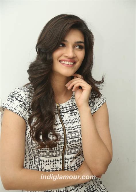 Kriti Sanon Actress Photo Image Pics And Stills
