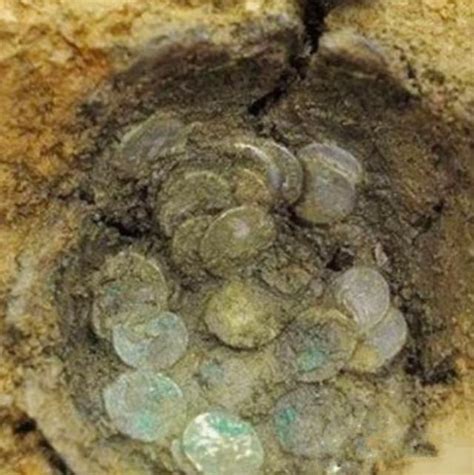 小伙子野外發現一神秘洞穴，進入內部後，收穫上百萬財富 每日頭條