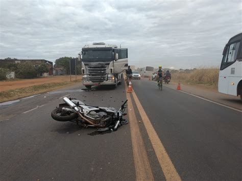 Colisão frontal entre motocicleta e carreta cegonha na BR 050 mata