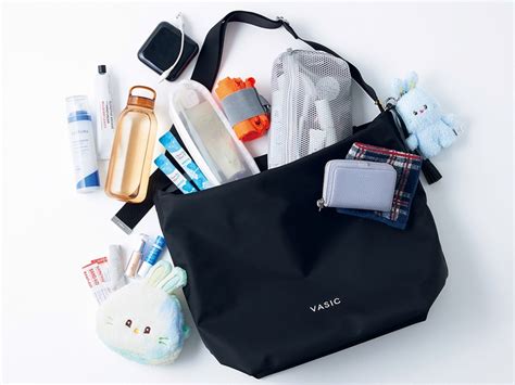 飛行機の〝持ち込み荷物〟は？ 働く女性の「機内バッグ」と必須アイテムをチェック Oggijp