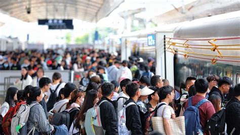 චීනයේ කම්කරු දින නිවාඩු සමයේ දුම්රිය මගී වාර සංඛ්‍යාවේ කැපී පෙනෙන වර්ධනයක්