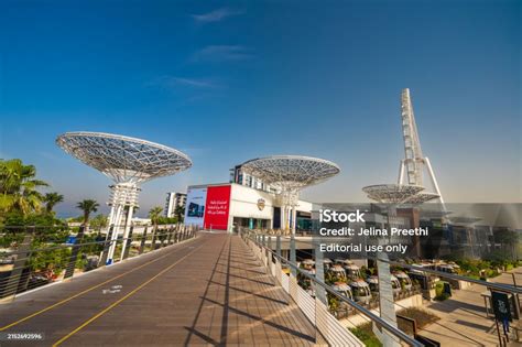 Bluewaters 섬의 현대적인 금속 구조물과 세계에서 가장 큰 관람차 중 하나이자 Uae 최고의 관광 명소 인 Ain
