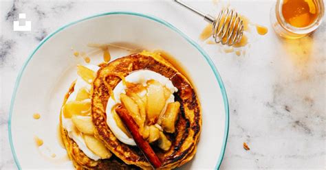 시나몬을 곁들인 팬케이크 사진 Unsplash의 무료 음식 이미지