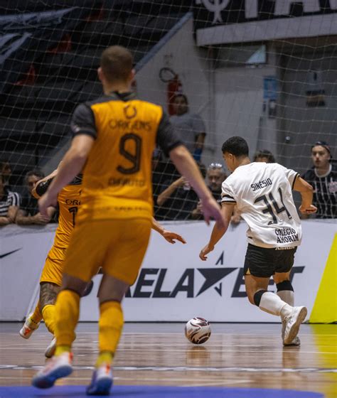 Sinésio a bola no jogo de ida entre Corinthians e Magnus na final