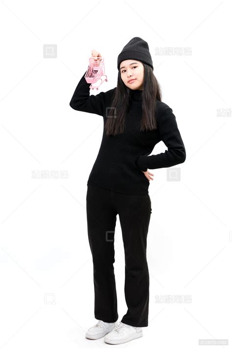 年轻时尚女性手拿购物车全身照站酷海洛正版图片视频字体音乐素材交易平台站酷旗下品牌