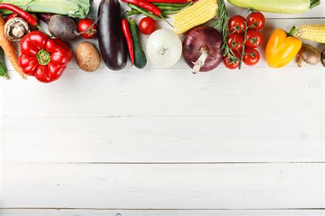 흰색 나무 배경에 여름 야채입니다 당근 토마토 양파 옥수수 고추 농산물 직판장에 대한 스톡 사진 및 기타 이미지 농산물