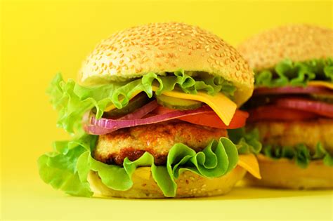 패스트 푸드노란 배경에 육즙 햄버거 식사를 멀리 가져가 세요 복사 공간이 있는 건강에 해로운 다이어트 개념 0명에 대한 스톡 사진 및 기타 이미지 Istock