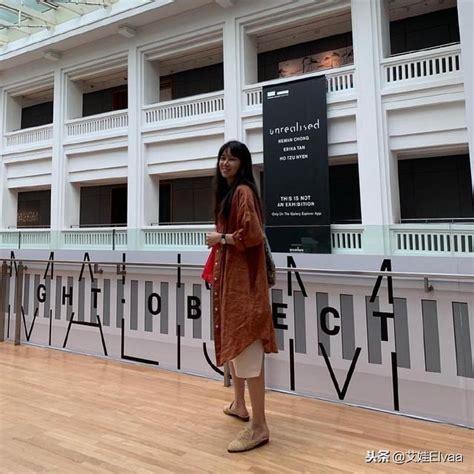 38岁的孔孝真私服越来越佛系了，旅行穿红色吊带上衣，性感又少女 每日头条