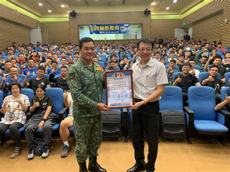 陸軍南測中心指揮官俞文鎮率隊訪吳鳳科大 觀摩學生社團獻藝 互動同樂 指傳媒