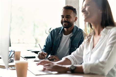 프로젝트에서 함께 일합니다 컴퓨터에서 작업하는 두 명의 비즈니스 동료 20 24세에 대한 스톡 사진 및 기타 이미지 20 24세 2명 35 39세 Istock