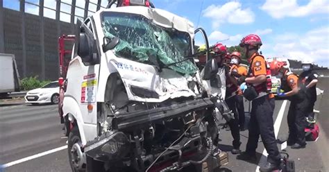 서울외곽순환도로에서 2중 추돌1명 중상