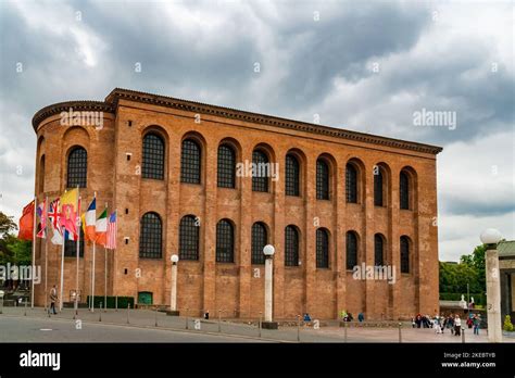Dunkle Wolken über der berühmten Konstantinbasilika mit dem
