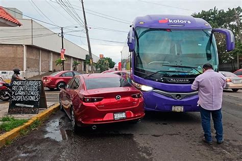 TRABAJADOR DEL IMSS CHOCA CONTRA AUTOBÚS EN EL FLORESTA