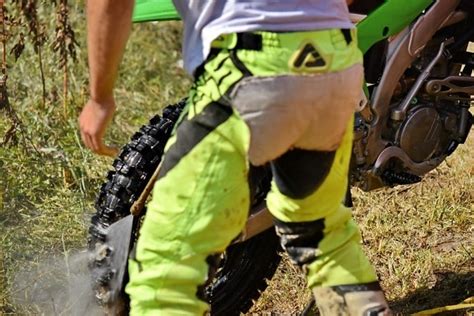 무료 사진 헬멧 오토바이 레이싱 작업 활성 활동 어드벤쳐 선수 뒤로 자전거