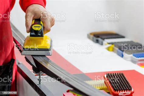 스키 서비스에서 크로스 컨트리 스키의 준비 스키 윤활제의 적용 윤활을위한 특수 다리미가있는 슬라이딩 표면에 파르핀 글라이딩에 대한 스톡 사진 및 기타 이미지 Istock