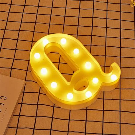 Letra Led Q Iluminada Con Luz Blanca Cálida Altura 22cm