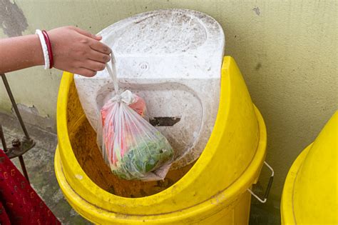 Gadis Membuang Kantong Plastik Ke Tempat Sampah Memilah Sampah Dan