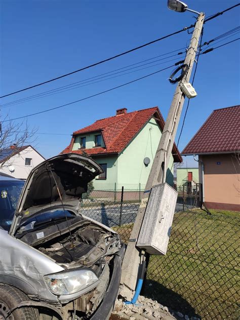 Wypadek w Sieroniowicach Kierowca wjechał w betonowy słup energetyczny