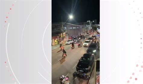 Vídeo mostra dezenas de motociclistas fugindo de blitz na contramão e