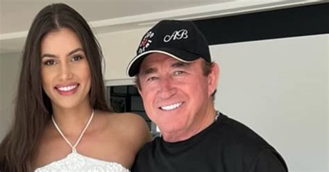 Casamento de Amado Batista tem luxo polêmica e briga pelo buquê