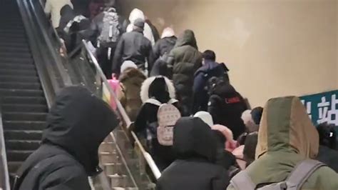 旅客吐槽车站“有电梯不给用”，乘客大包小包排队走楼梯，车站回应：气温零下30度，电梯用不了凤凰网视频凤凰网