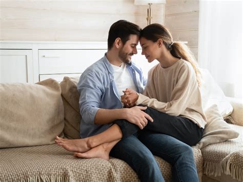 ¿qué Significa Que Un Hombre Te Siente En Sus Piernas Actitudfem