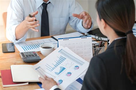 비즈니스 사람들 회의 디자인 아이디어 전문 투자자 작업 새로운 시작 프로젝트 개념 사무실에서의 비즈니스 계획 경영자에 대한 스톡 사진 및 기타 이미지 Istock