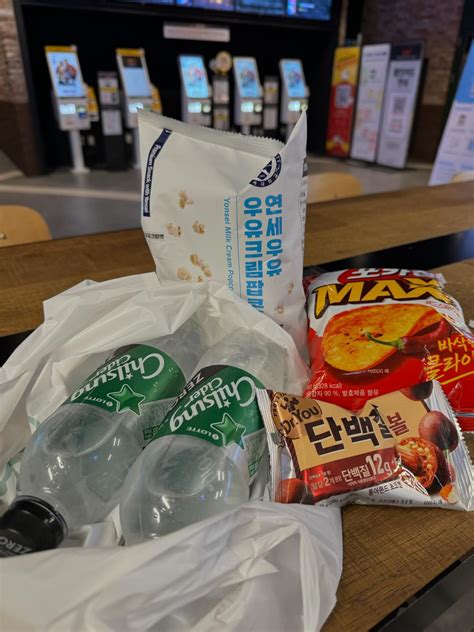 진짜 오랜만에 혼자 영화를 보러 갔는데 인사이드 아웃 2를 봤습니다 감사하다는 말을 해 보고 싶습니다 전 오랫동안 불안증을 앓아왔고 사실 보기 직전에는 건강한 생각을