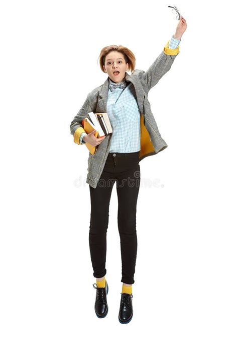 Portrait Int Gral D Une Tudiante Tonn E Heureuse Jugeant Des Livres D Isolement Sur Le Fond