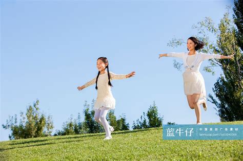 母亲和女儿在草地上玩 蓝牛仔影像 中国原创广告影像素材