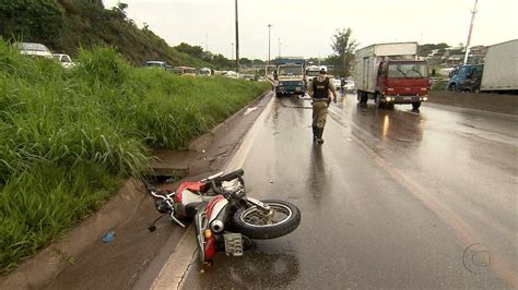 Motociclista morre após ser atingido por caminhão no Anel Rodoviário