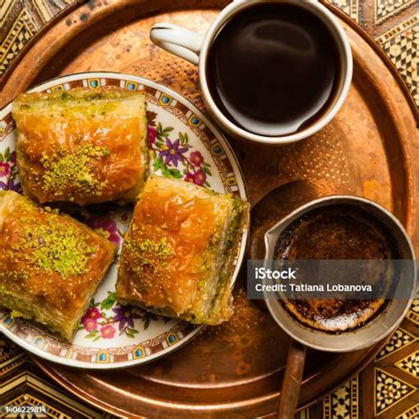 어두운 배경에 피스타치오 바클 라바 디저트 세즈브의 뜨거운 동양 커피 0명에 대한 스톡 사진 및 기타 이미지 0명 3위 견과 Istock