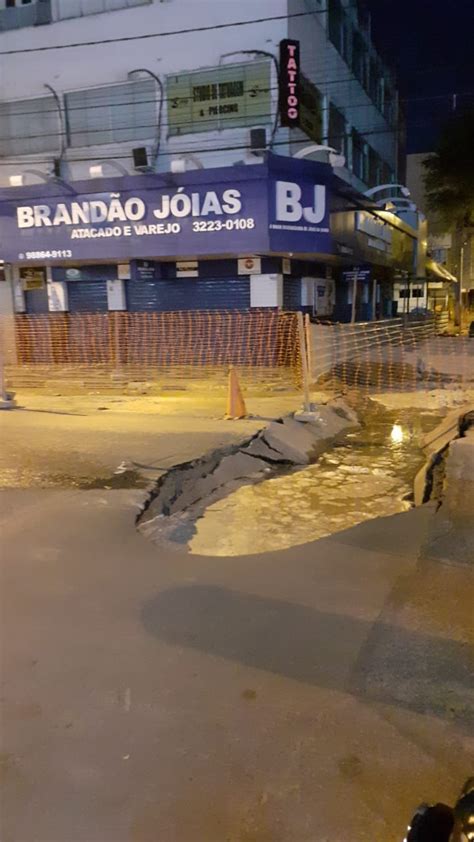 Asfalto cede e abre cratera na Avenida Senhor dos Passos Caldeirão do