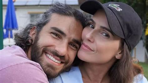 Voltaram Ex publica fotos de Deborah Secco e recebe declaração Te amo