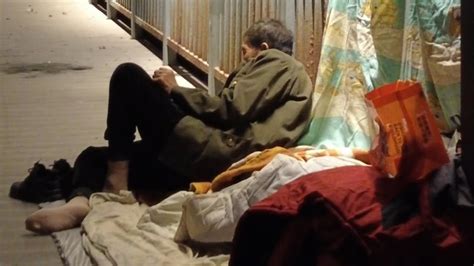 桥洞下、街头的流浪汉 Under The Bridge The Homeless On The Street Street