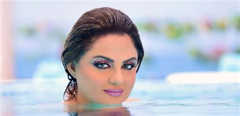 بعد غياب فنانة لبنانية شهيرة تعود للساحة نحافة ملحوظة وظهرت داخل حوض