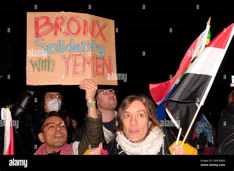 Un Manifestant Affiche Une Pancarte Qui Dit Solidarité Du Bronx