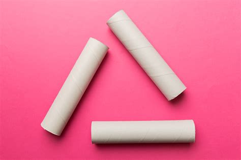 색깔 배경에 빈 화장지 롤 재활용 표지판 형태의 크래프트 종이 또는 판지로 만든 금속 플러그 끝이있는 재활용 가능한 종이 튜브 0명에 대한 스톡 사진 및 기타 이미지
