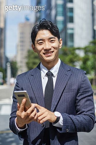 비즈니스 비즈니스 주제 비즈니스맨 사업가 통화중 움직이는활동 스마트폰 통화중 휴대폰 전화기