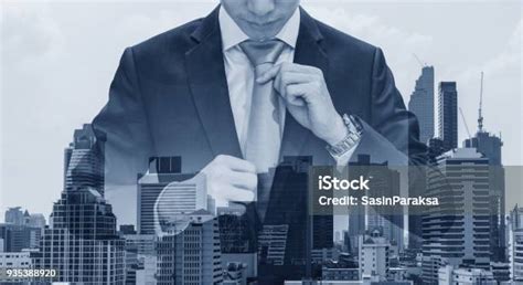이중 노출 사업가 방콕 도시 배경에서 현대적인 건물 목에 넥타이 잡고 개념에 대한 스톡 사진 및 기타 이미지 개념 건설 산업 경영자 Istock